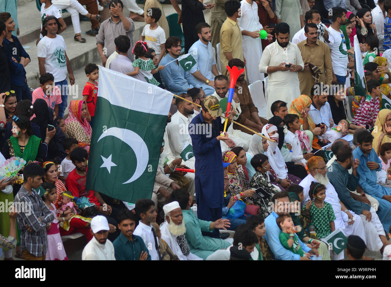 Lahore, Pakistan. 14th Aug, 2019. Pakistani large numbers of people ...