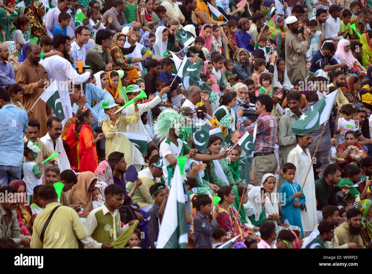 Lahore, Pakistan. 14th Aug, 2019. Pakistani large numbers of people ...