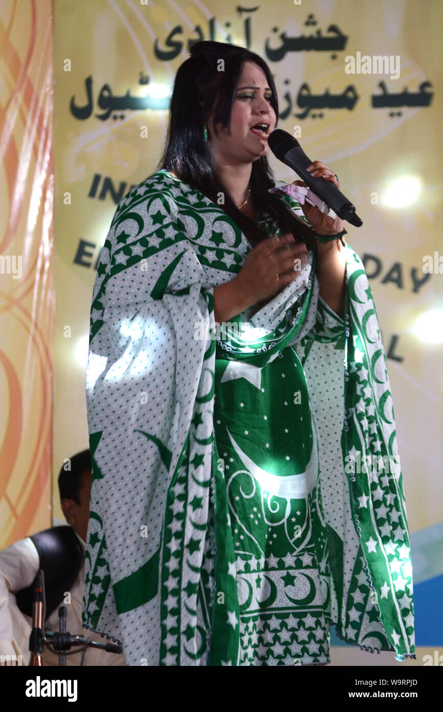 Quetta, Pakistan. 14th Aug, 2019. Famous Pashto singer Ulfat Naz ...