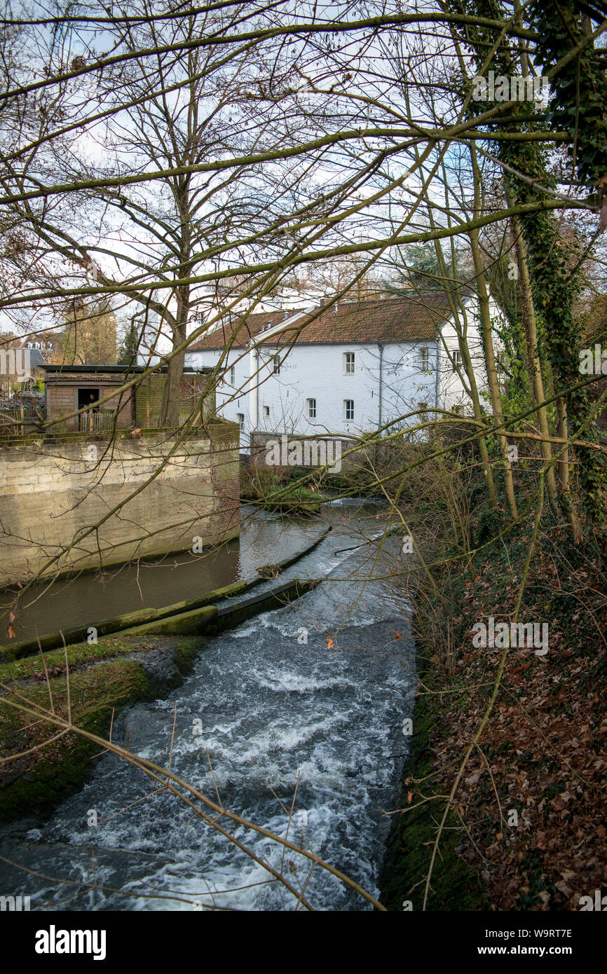 Stream by houses hi-res stock photography and images - Alamy