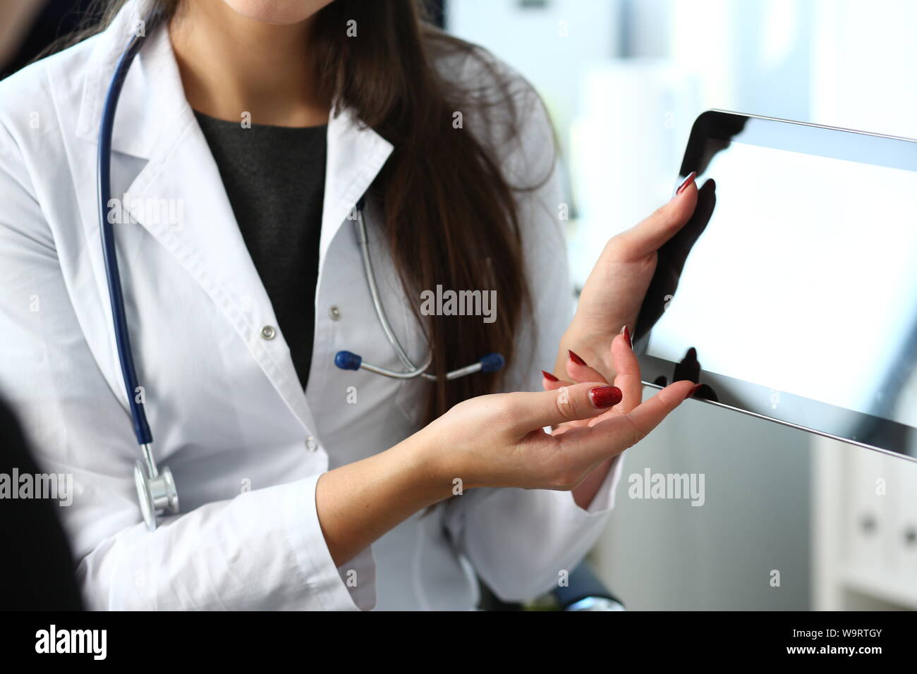 Beautiful female medicine doctor explain Stock Photo - Alamy