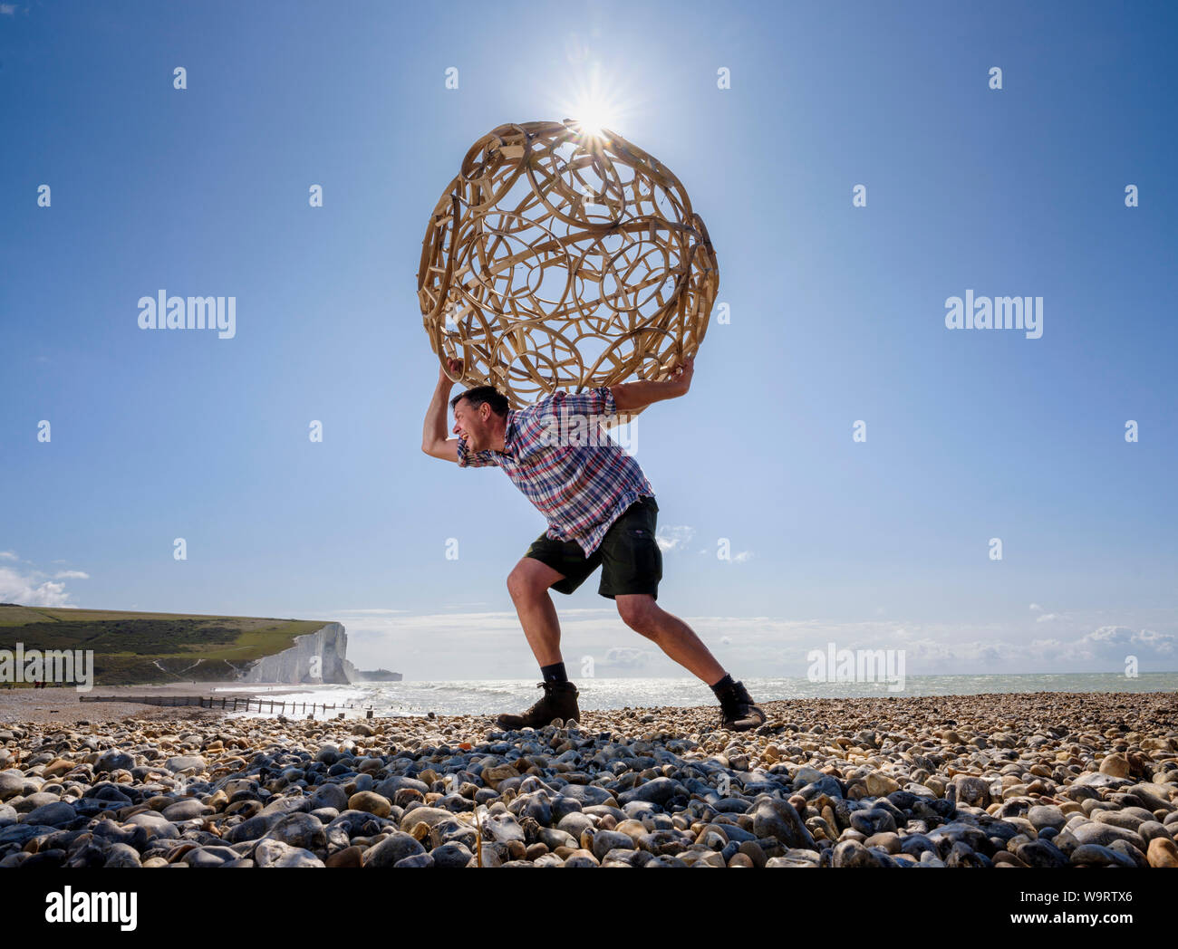 Cuckmere Haven, UK. 15 August, 2019. Artist Keith Pettit places the ...