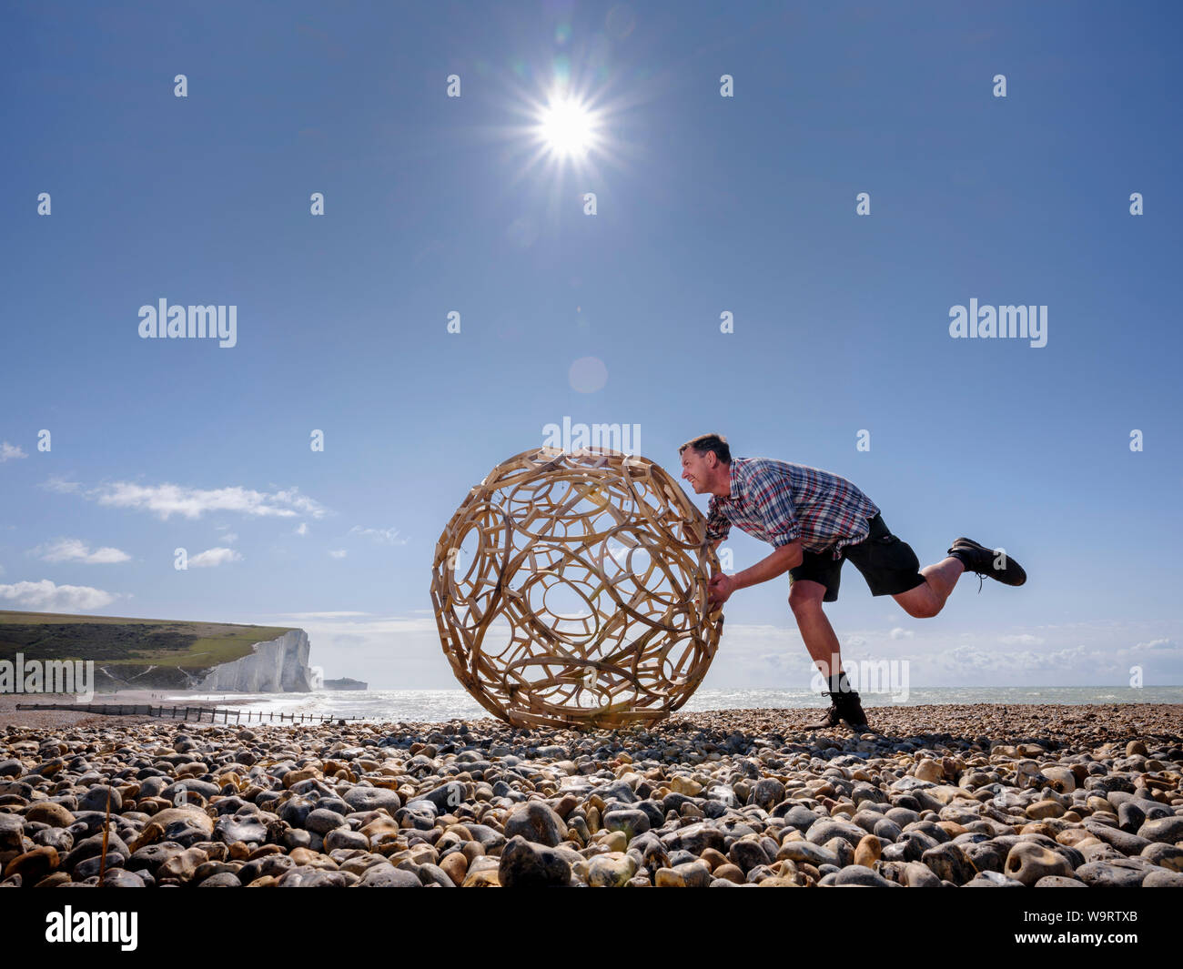 Cuckmere Haven, UK. 15 August, 2019. Artist Keith Pettit places the ...