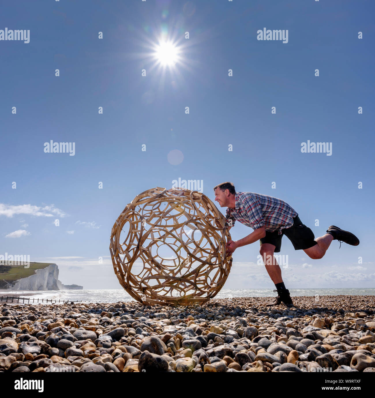 Cuckmere Haven, UK. 15 August, 2019. Artist Keith Pettit places the ...