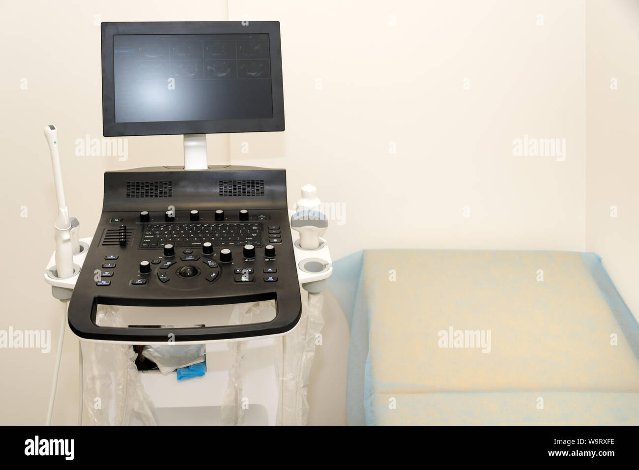 Patient machine bed ultrasound hi-res stock photography and images - Alamy