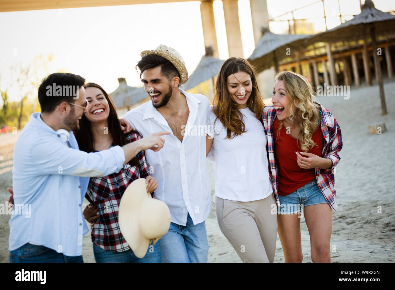 Group of happy young people enjoying summer vacation Stock Photo - Alamy
