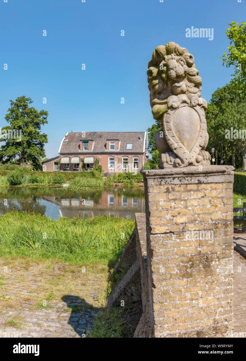 Stone lion with a scutcheon hi-res stock photography and images - Alamy