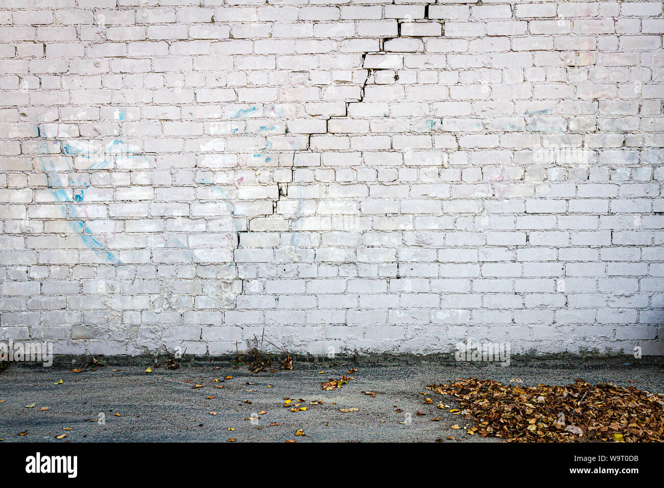 Old cracked white brick wall and ground Stock Photo - Alamy