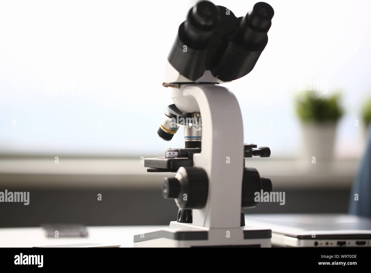 The head microscope on the background laboratory Stock Photo - Alamy