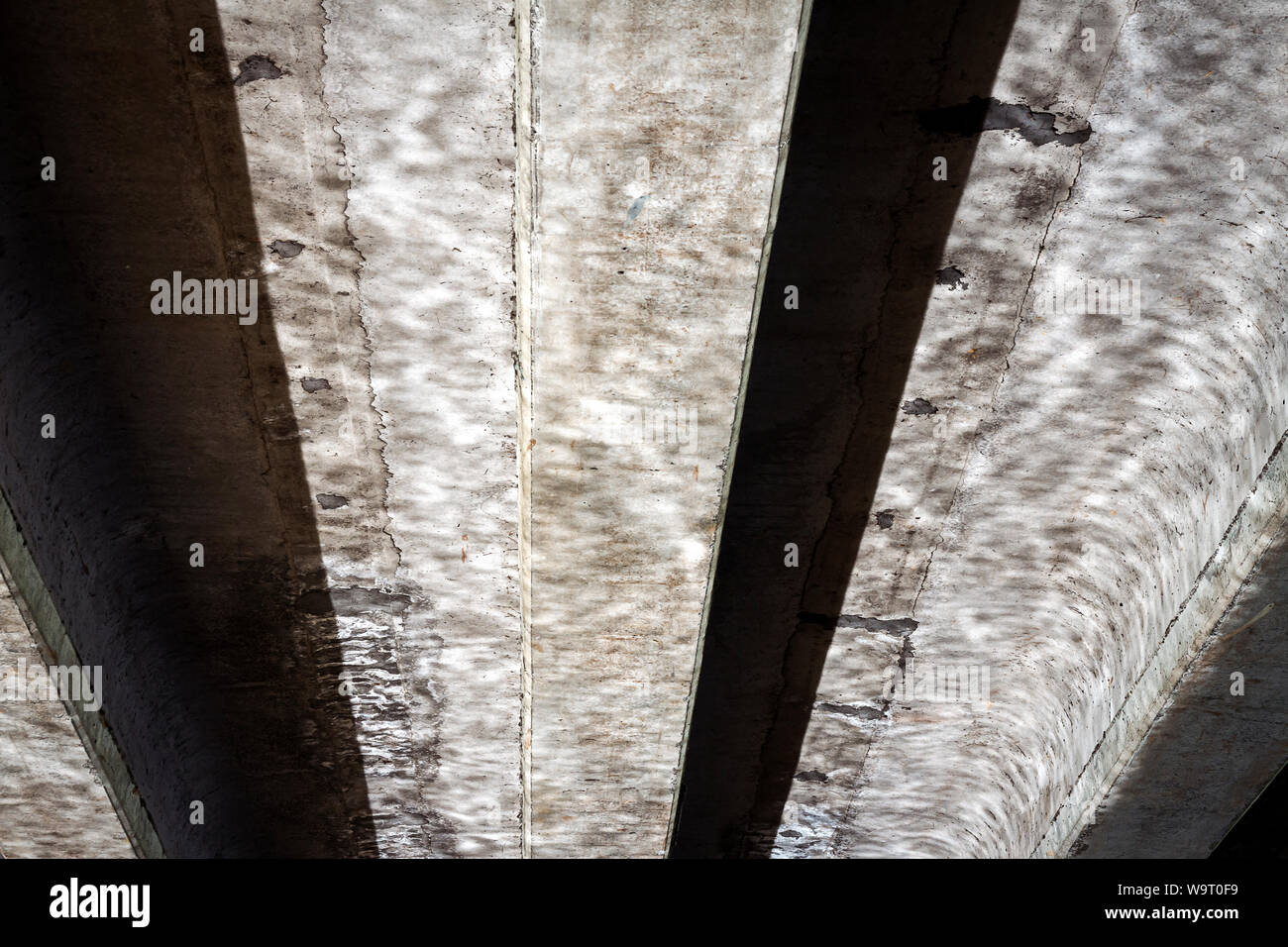 Light reflections on concrete bridge bottom, water ripples reflection ...