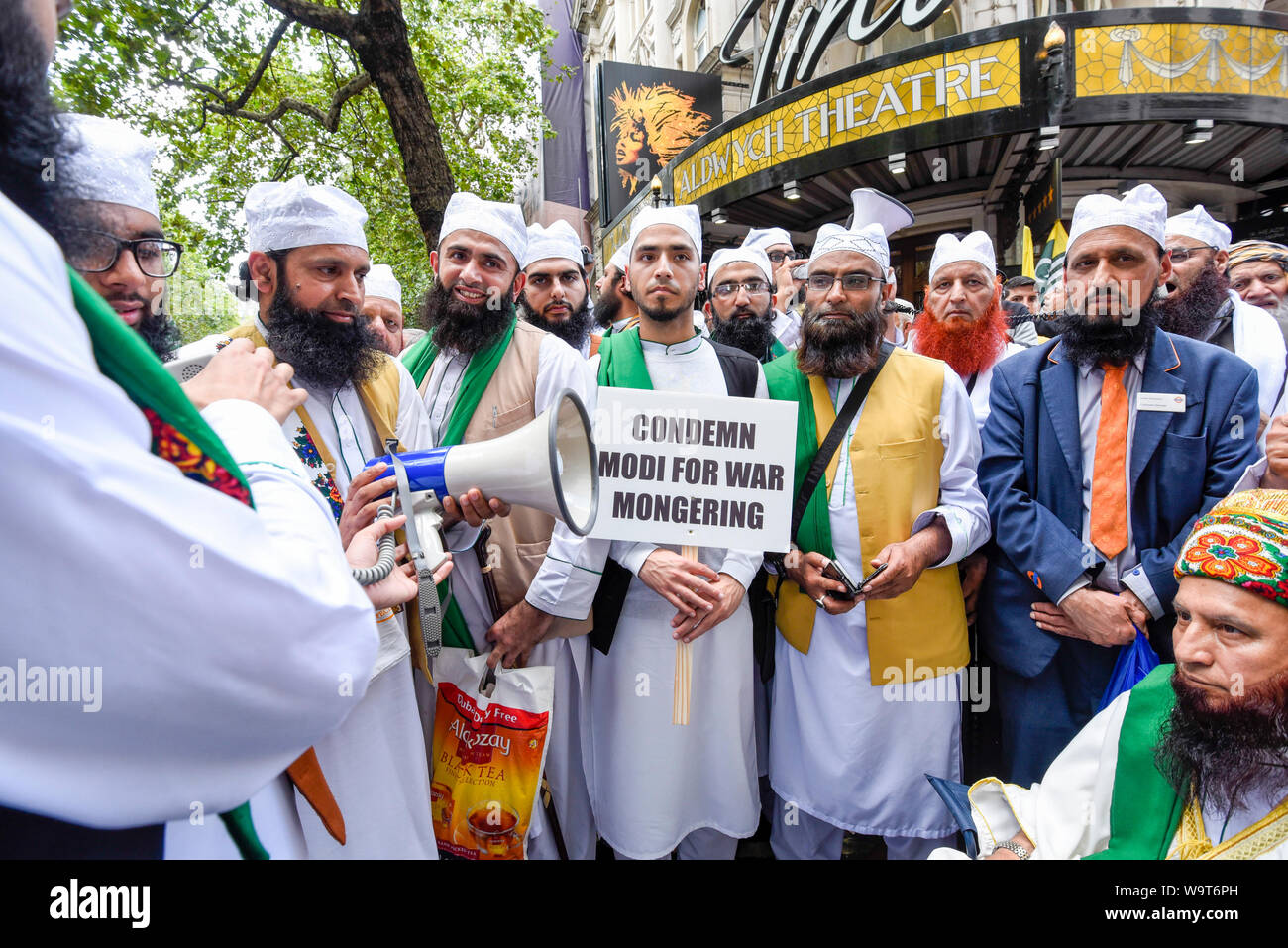 Pakistani men uk hi-res stock photography and images - Alamy