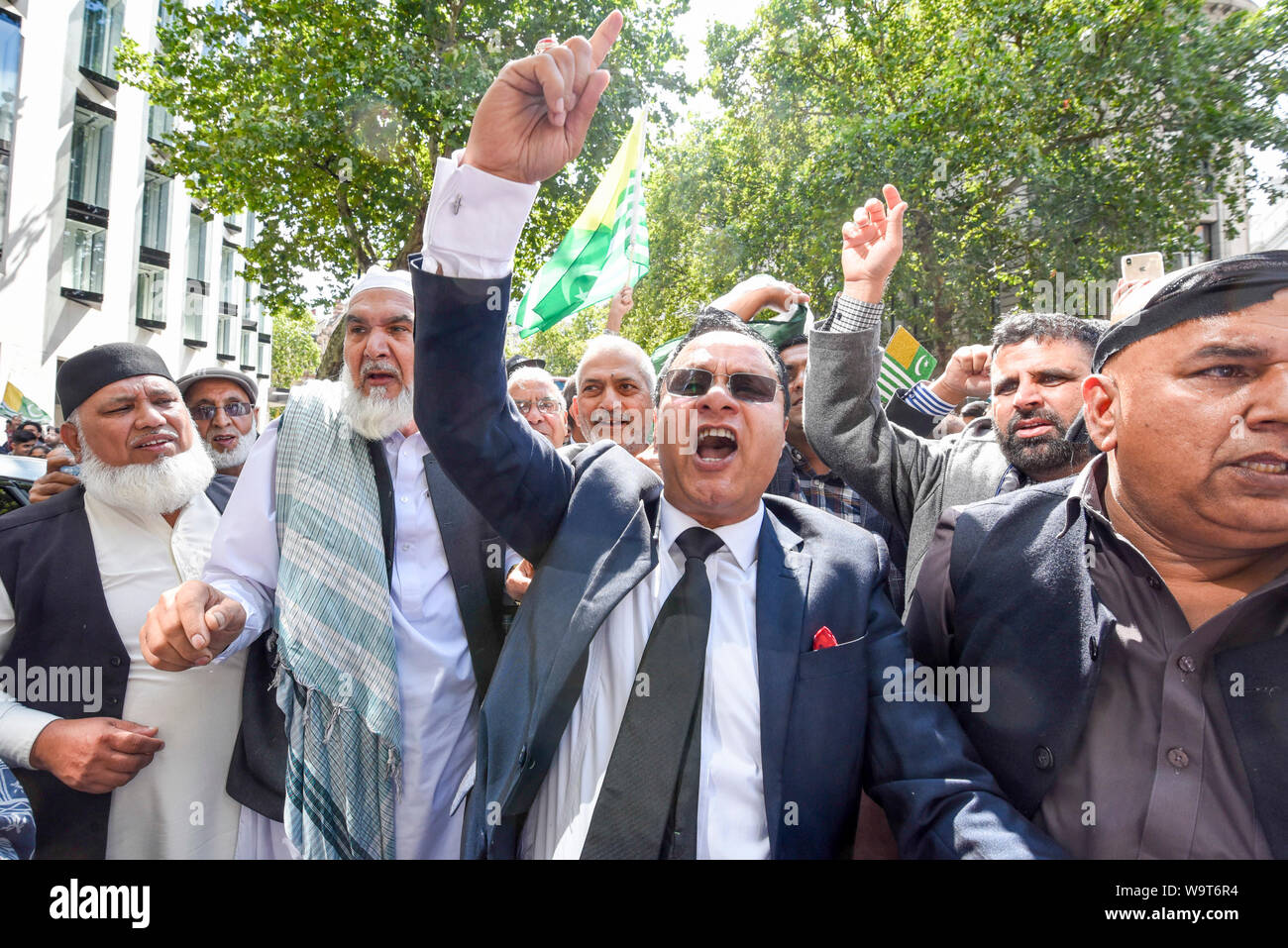 Men chant hi-res stock photography and images - Alamy
