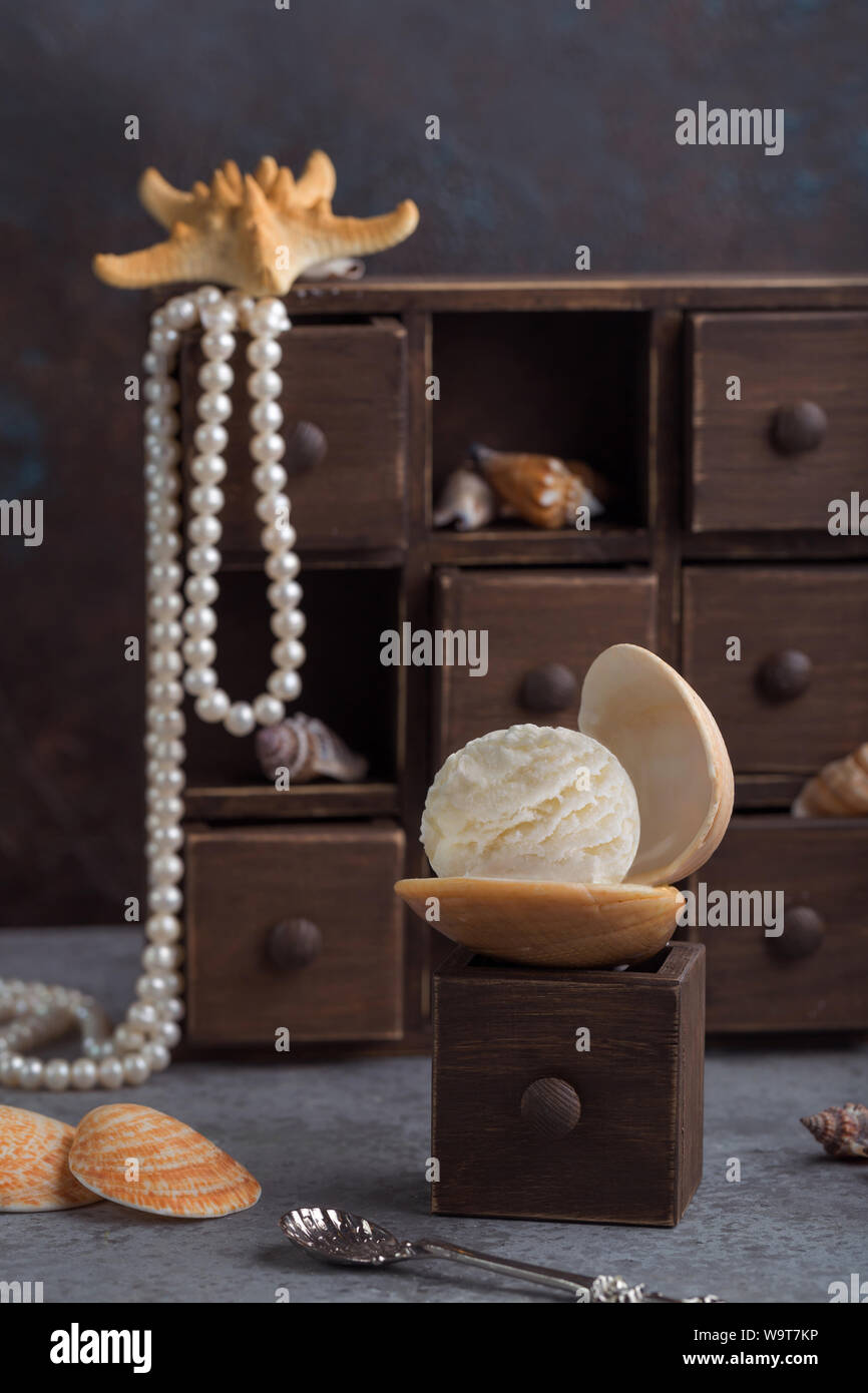 Cream star hi-res stock photography and images - Alamy