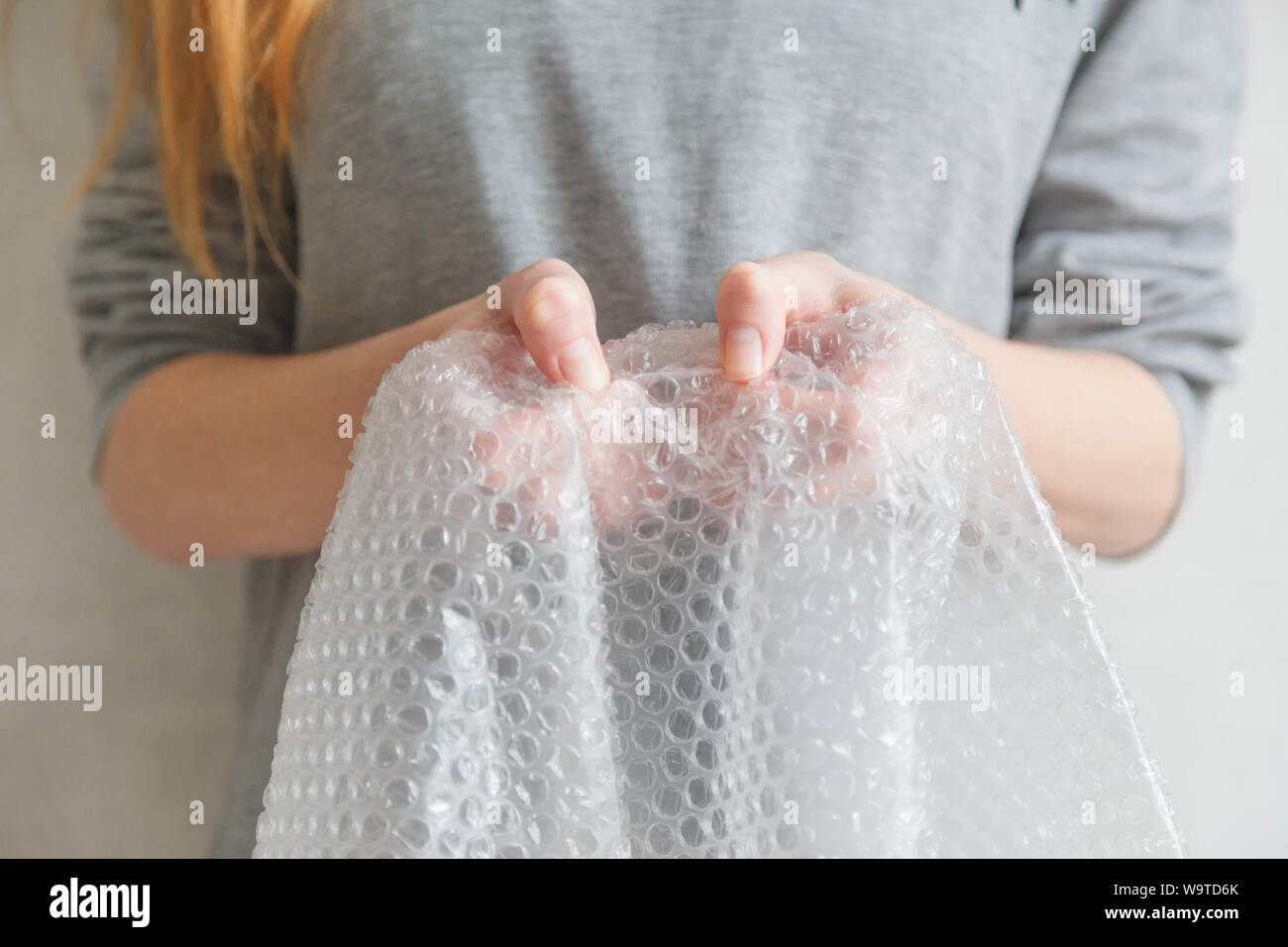 Bubble wrap popping hi-res stock photography and images - Alamy