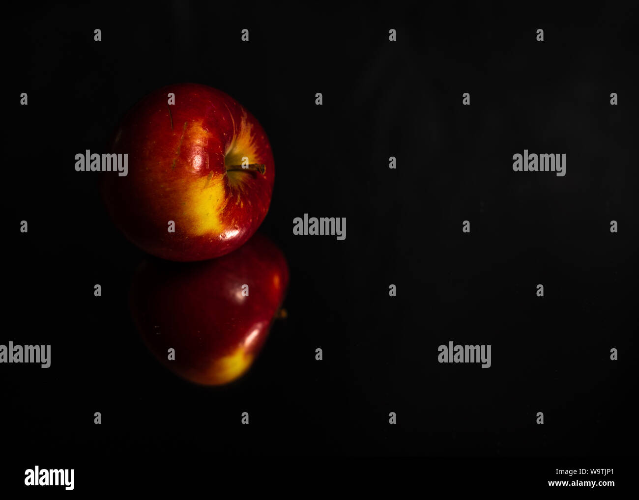 Black mirror surface hi-res stock photography and images - Alamy