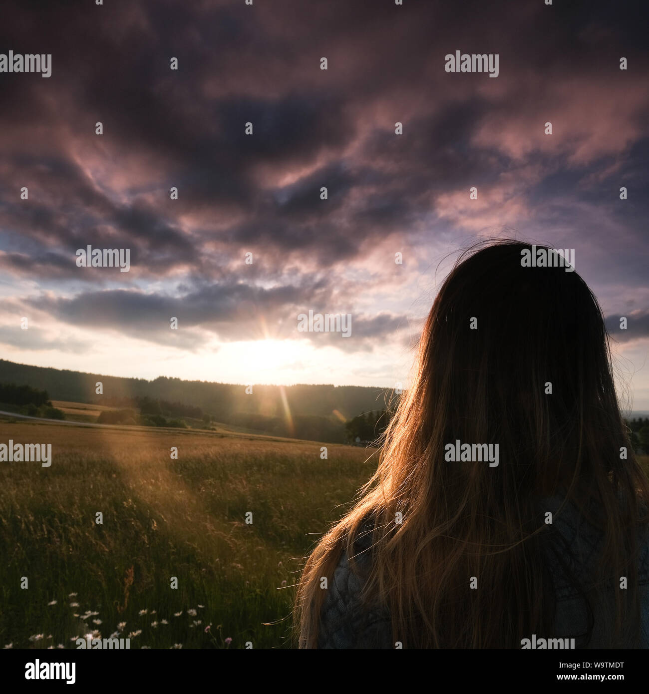 Silhouette girl looking sunset hi-res stock photography and images - Alamy