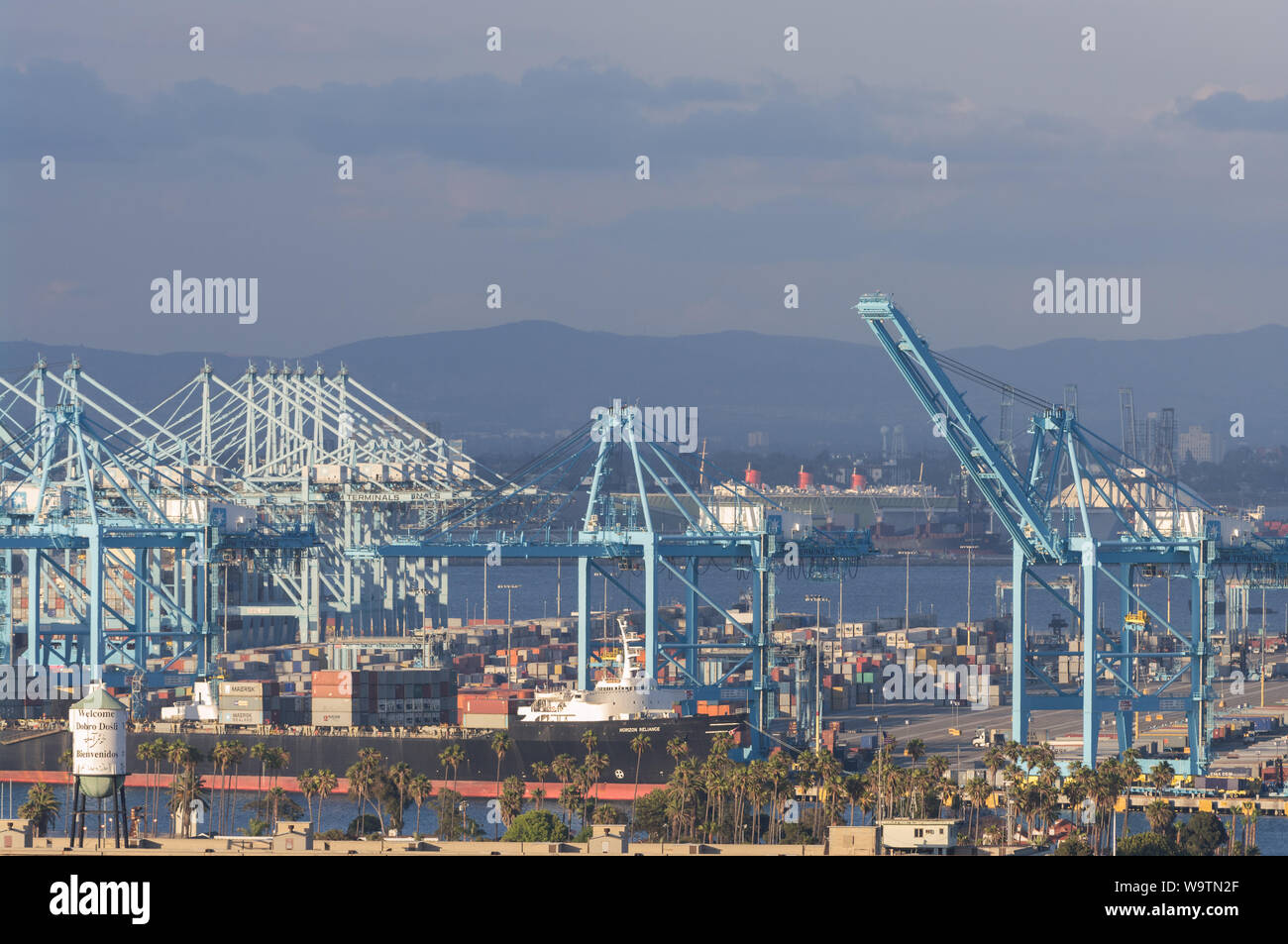 Los angeles port ships hi-res stock photography and images - Alamy