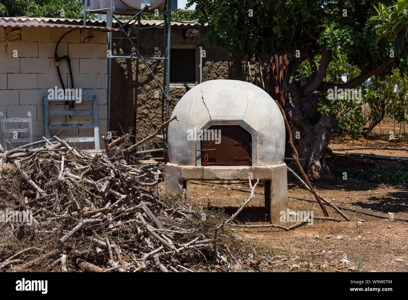 Pit oven hi-res stock photography and images - Alamy