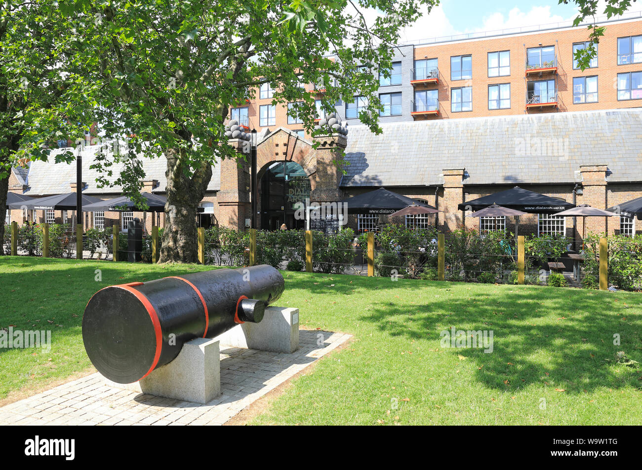 Dial arch pub hi-res stock photography and images - Alamy