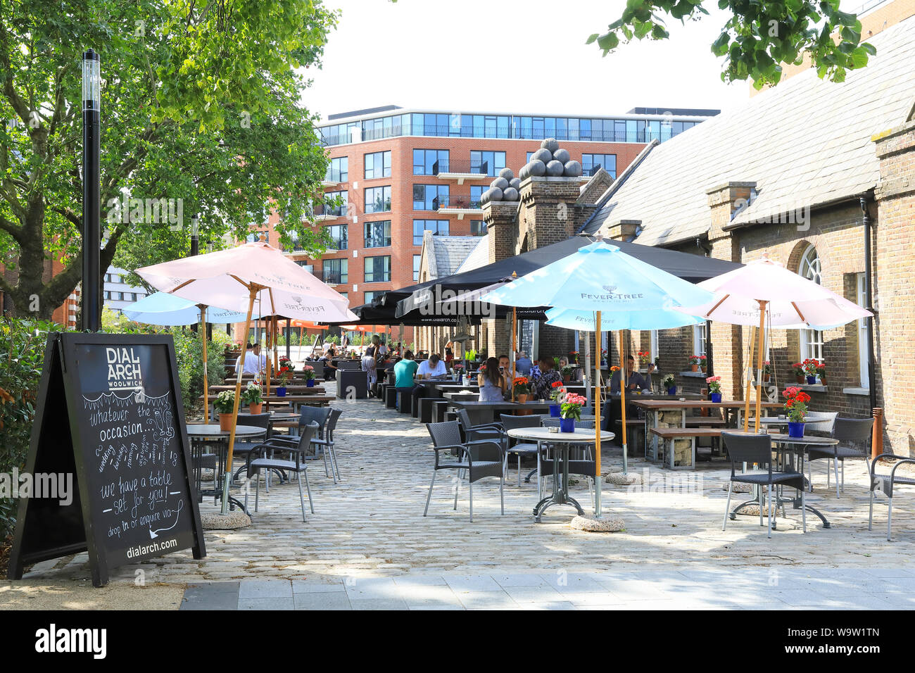 Pub with arch hi-res stock photography and images - Alamy