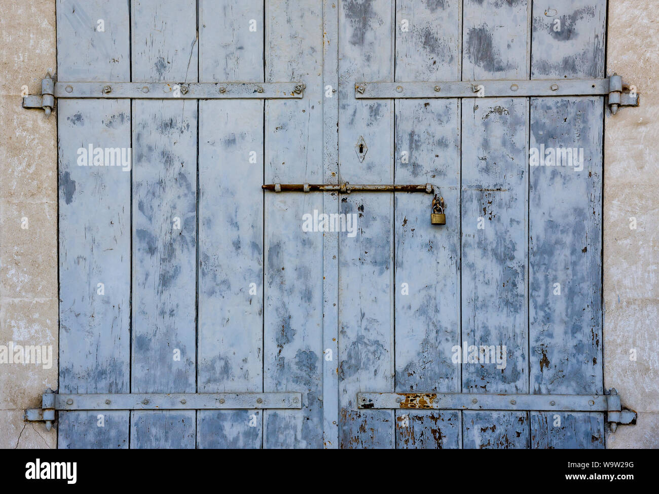 Wooden gates old traditional home hi-res stock photography and images ...