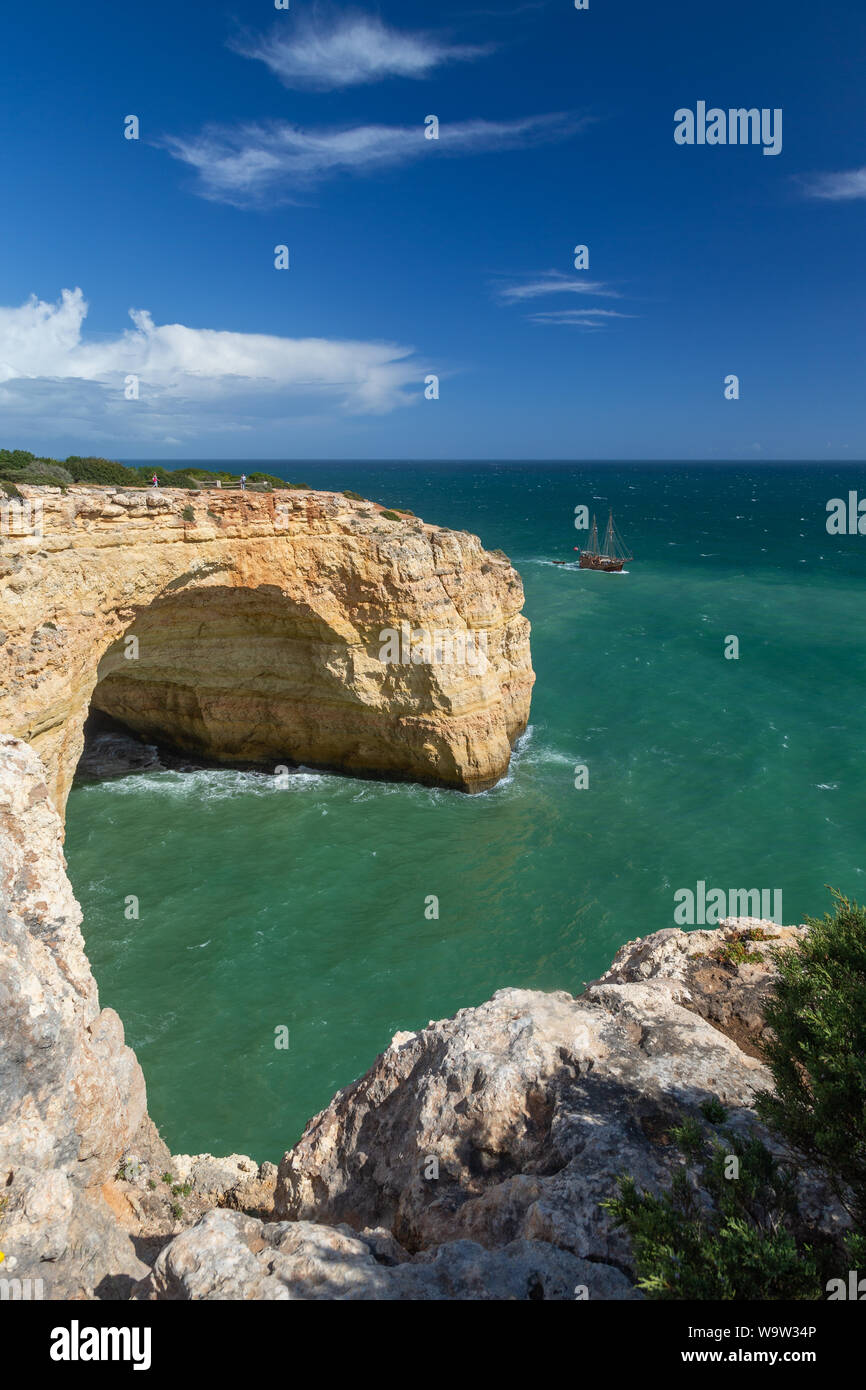 Algarve cave cliff sea hi-res stock photography and images - Alamy