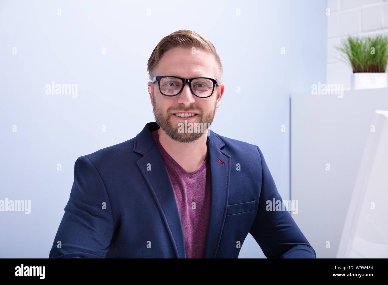Person looking at monitor hi-res stock photography and images - Alamy