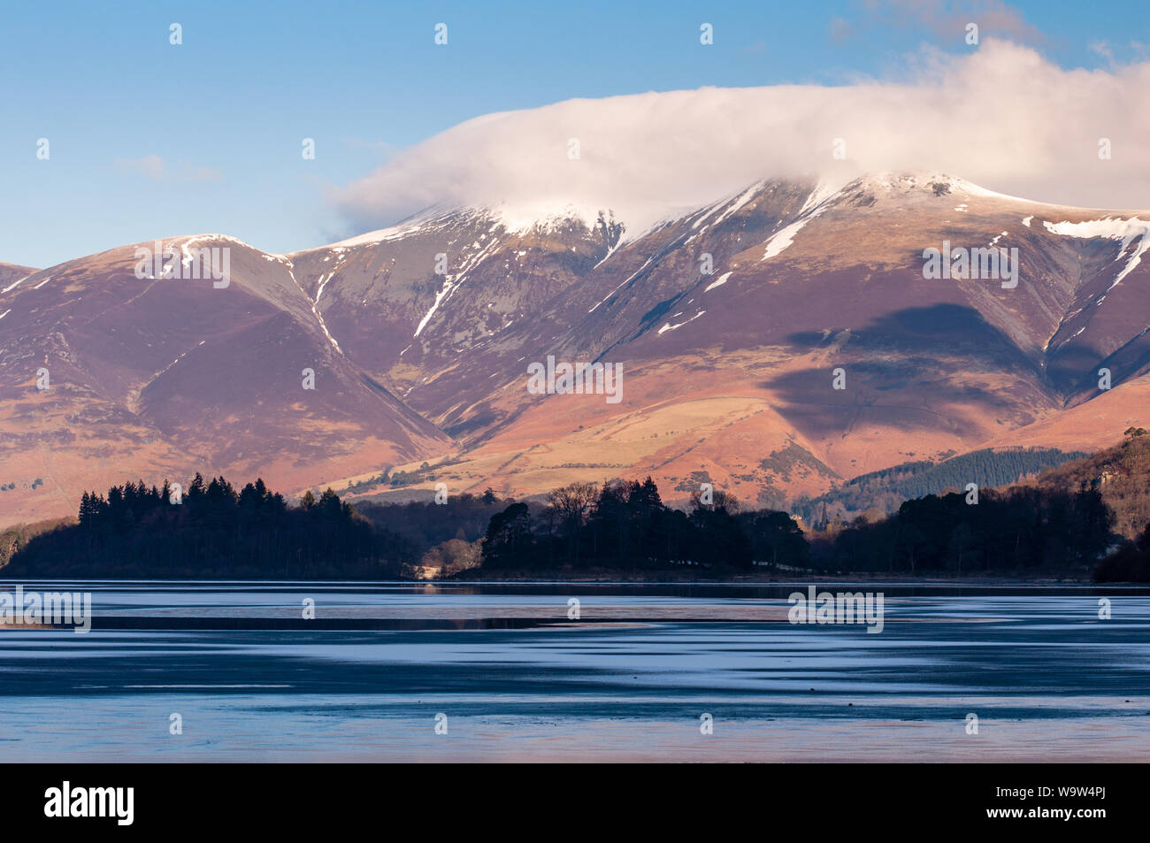 Low cloud shrouds the summit of Skiddaw mountain above Derwent Water in ...