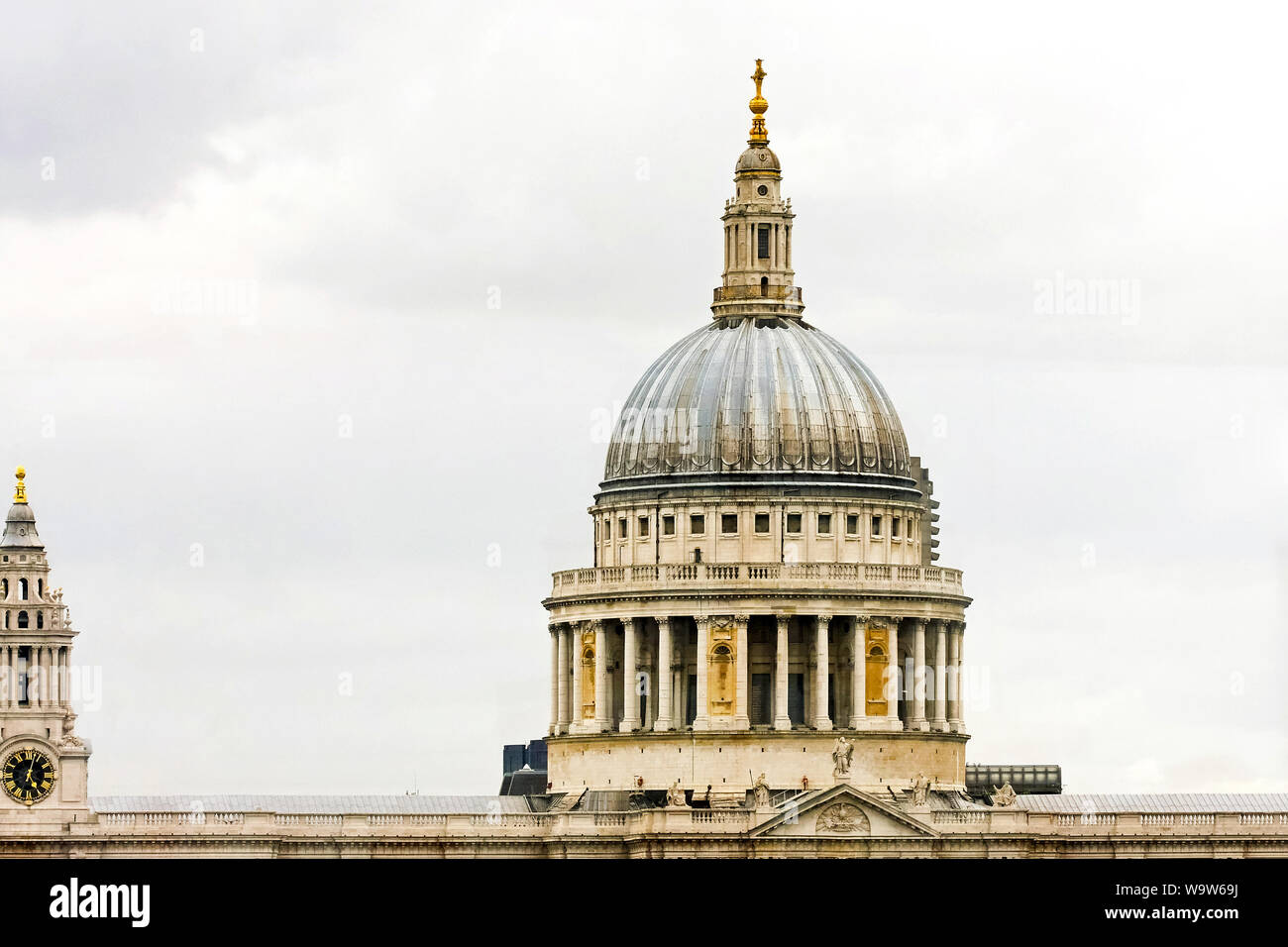 Side view of St. Paul Cathedral dome and rooftop Stock Photo - Alamy