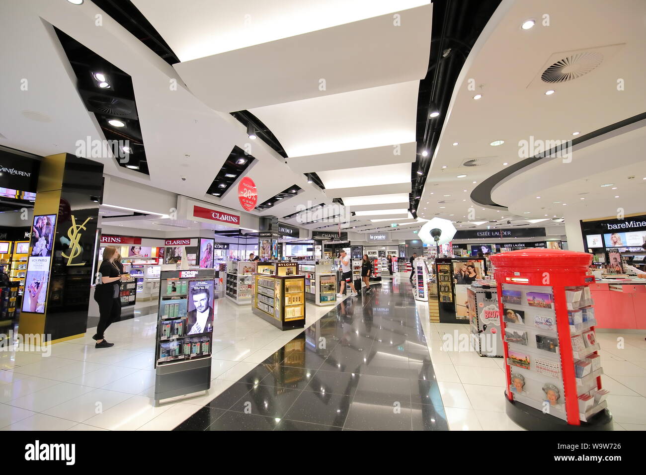 London heathrow airport terminal retail hi-res stock photography and ...