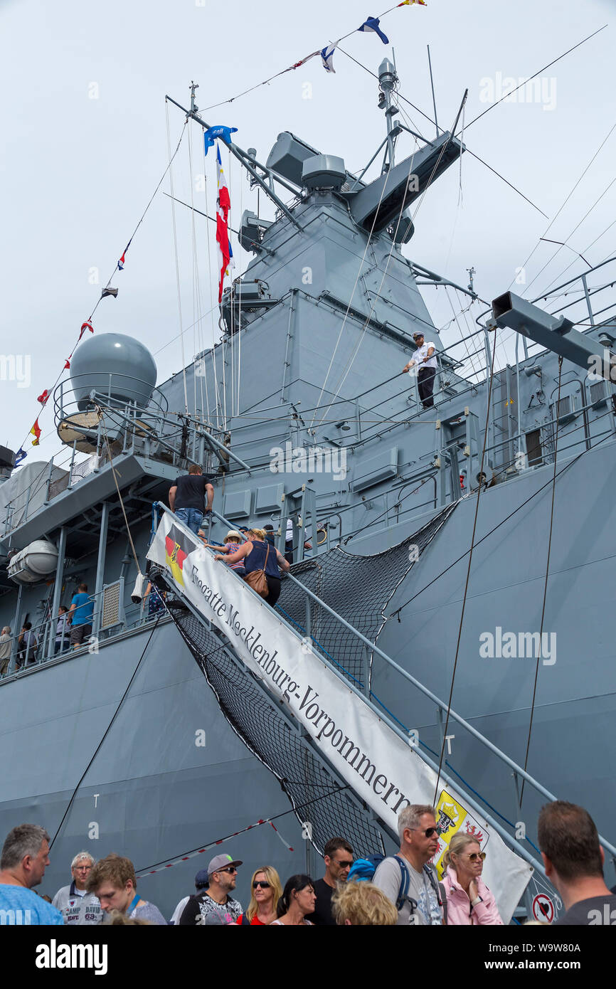Frigate ship sail hi-res stock photography and images - Alamy