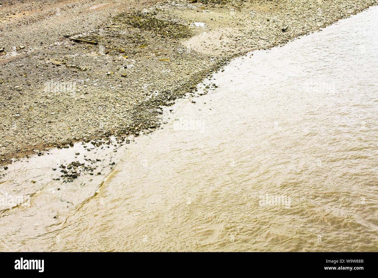 Close up shot of Thames river bank Stock Photo - Alamy