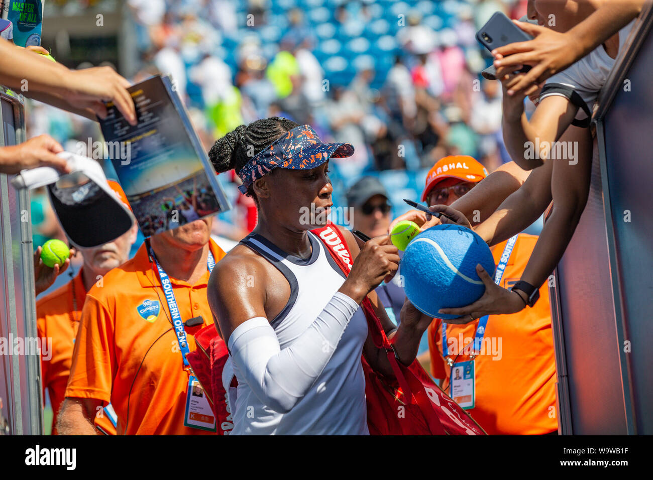 Mason, Ohio, USA. 15th Aug, 2019. Venus Williams (USA) signs autographs ...