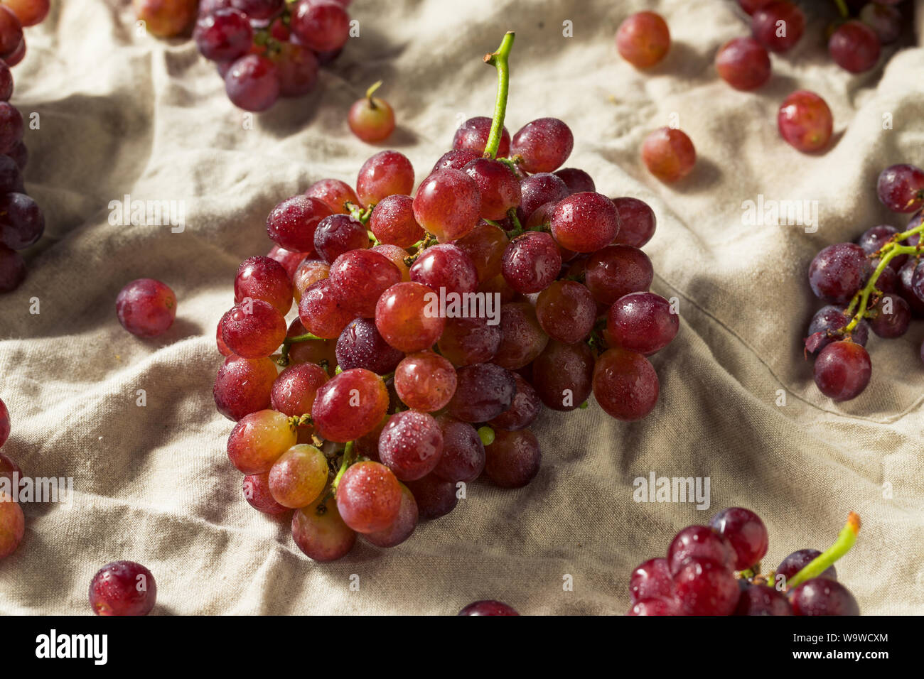 Red fruit cluster hi-res stock photography and images - Alamy