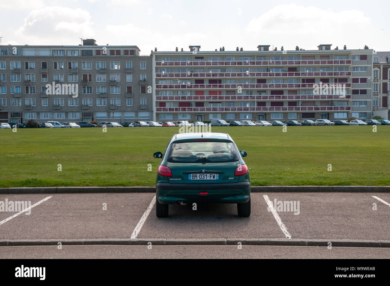 Car on blocks hi-res stock photography and images - Alamy