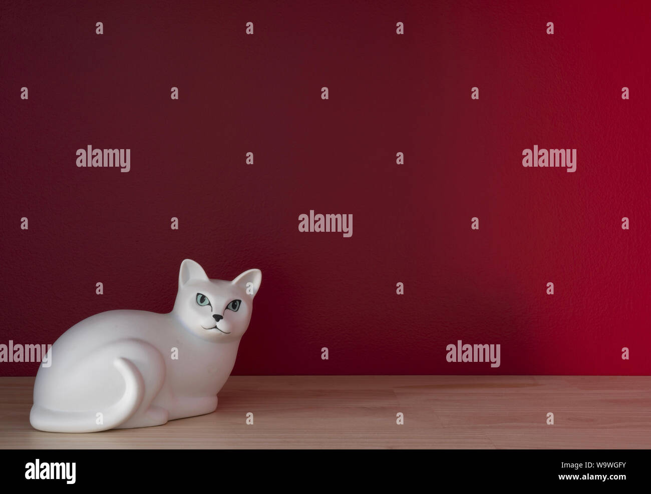 Ceramic cat hi-res stock photography and images - Alamy