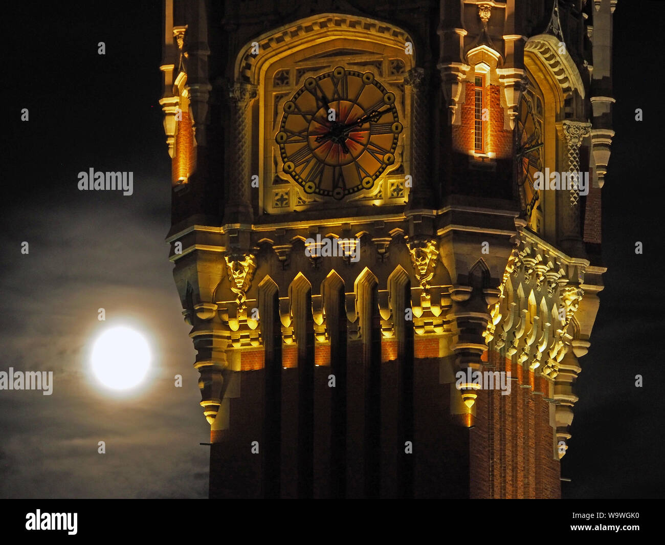 Calais, France. 15th August, 2019. The Sturgeon full moon seen rising ...