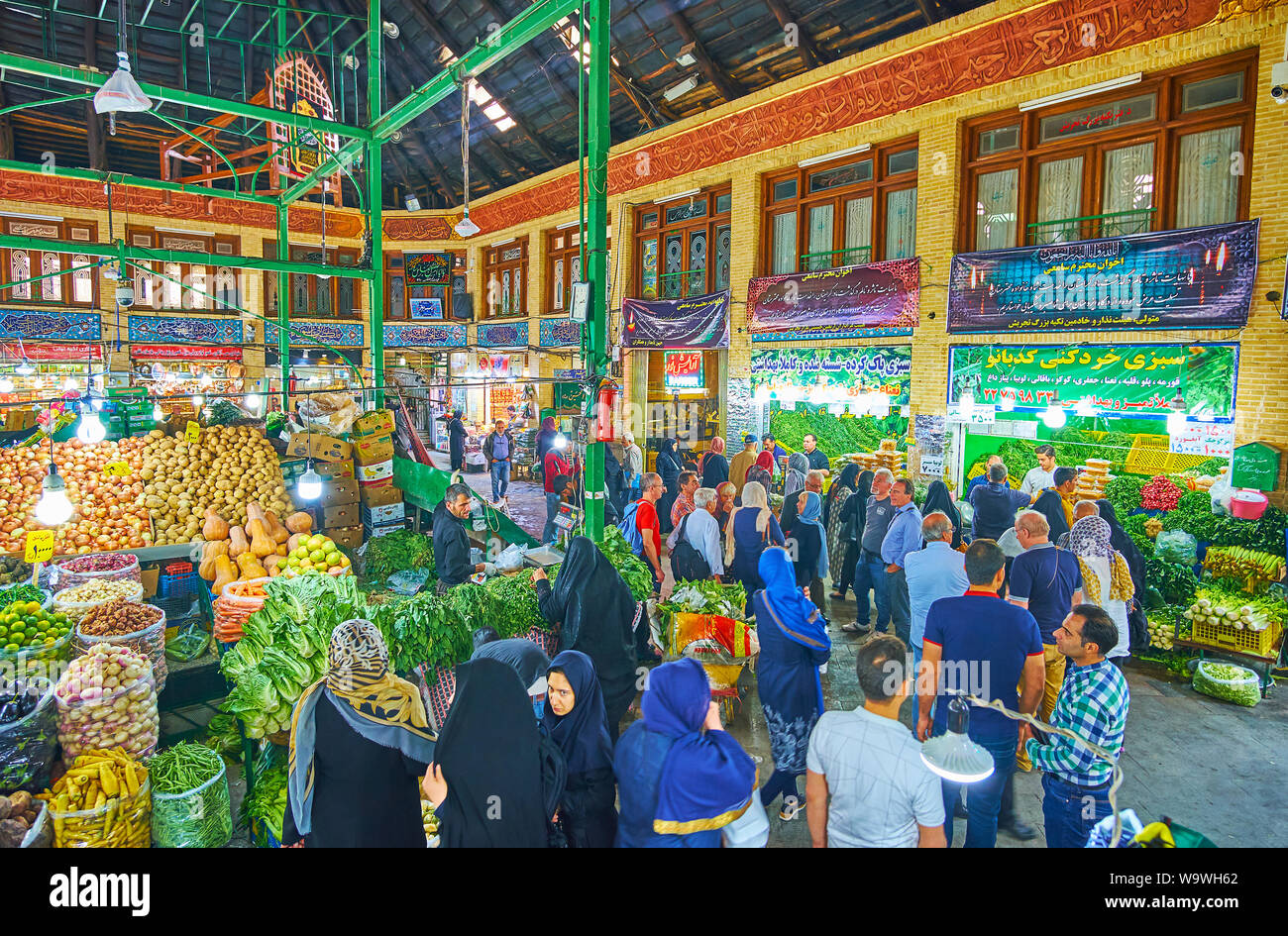 TEHRAN, IRAN - OCTOBER 25, 2017: Busy and noisy hall of Tajrish Bazaar ...