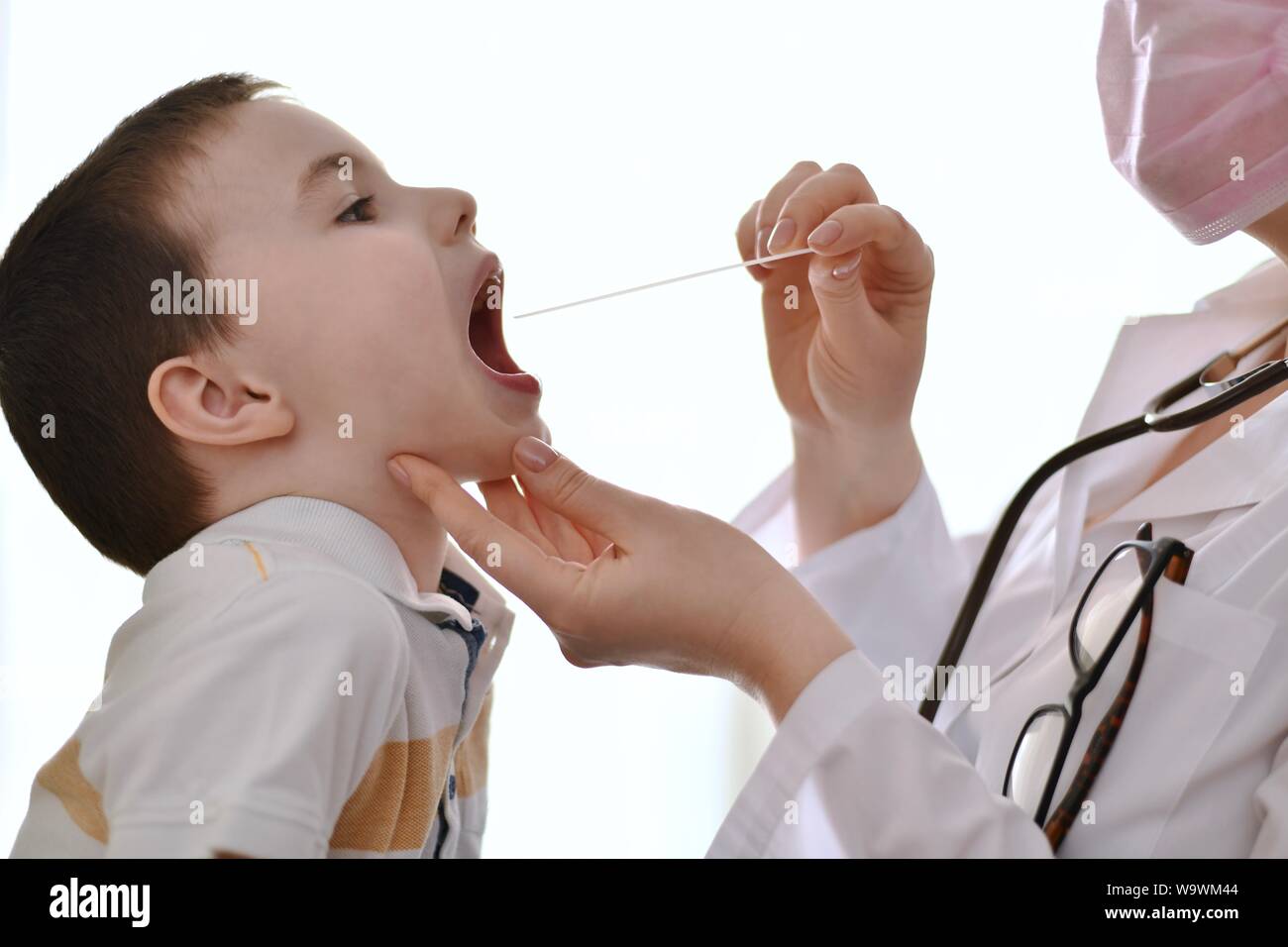 Child with wide open mouth hi-res stock photography and images - Alamy