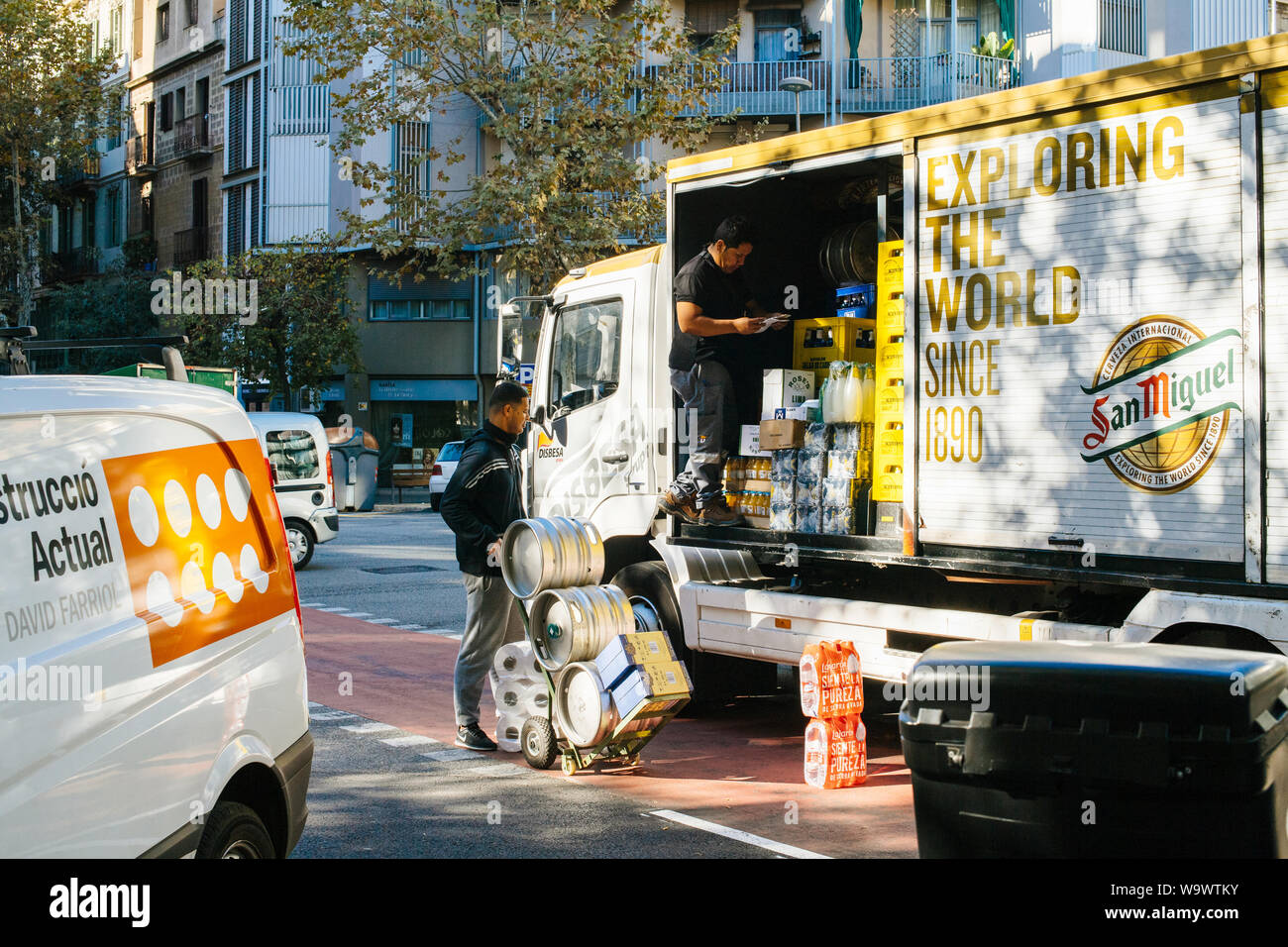 Unloading beer from delivery truck hi-res stock photography and images ...