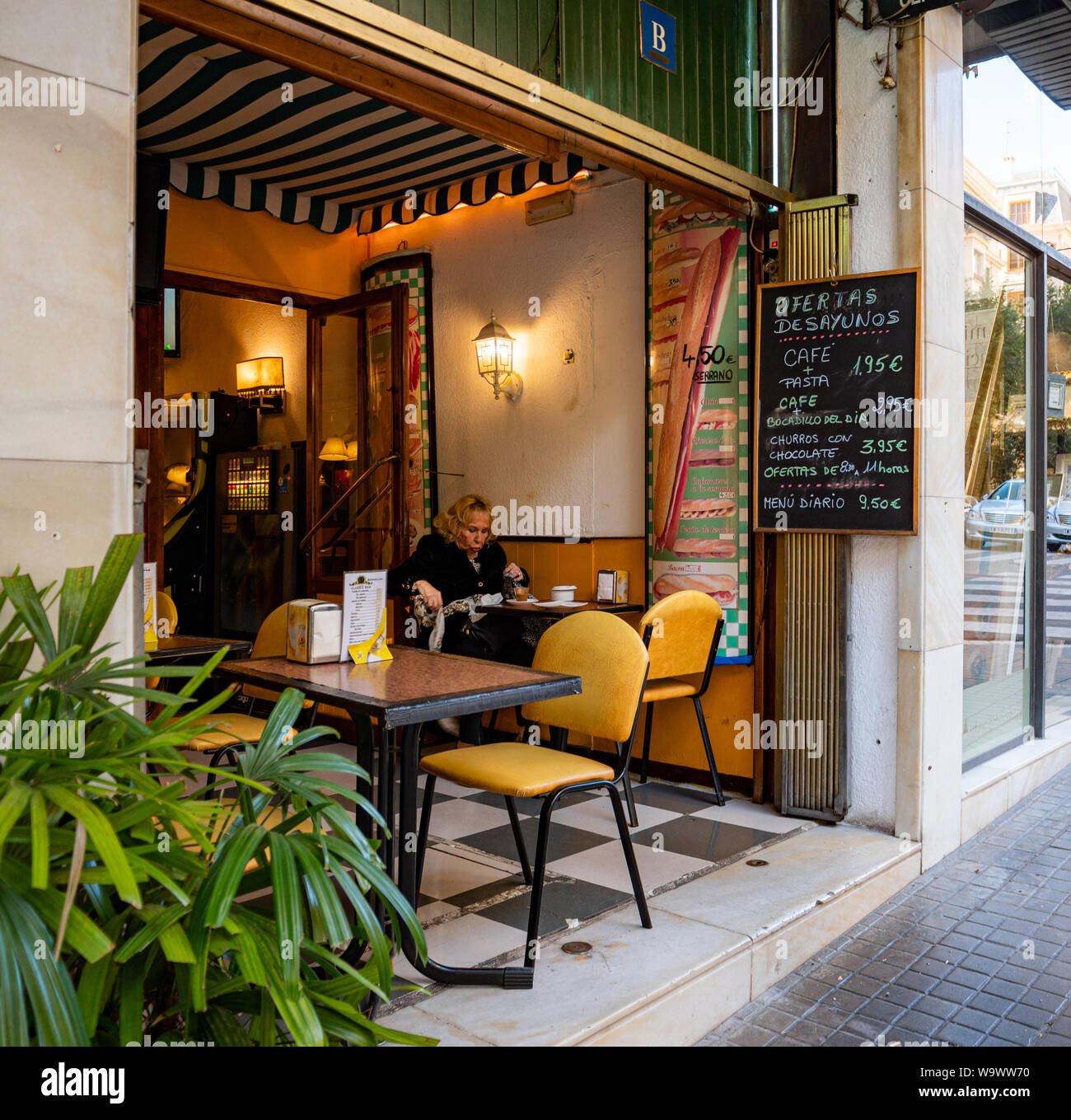 Cocktail bar barcelona spain hi-res stock photography and images - Alamy