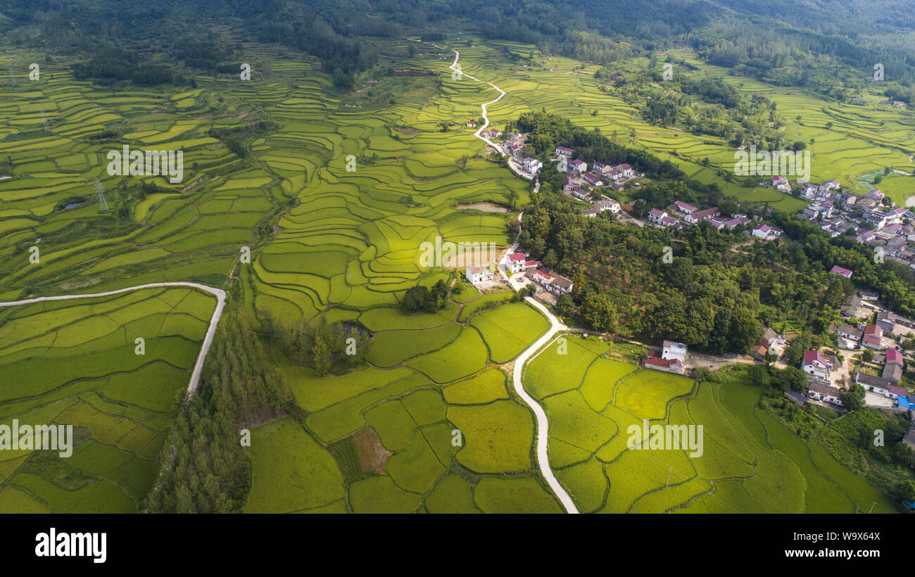 Anhui, Anhui, China. 16th Aug, 2019. Anhui, CHINA-Aerial photo shows ...
