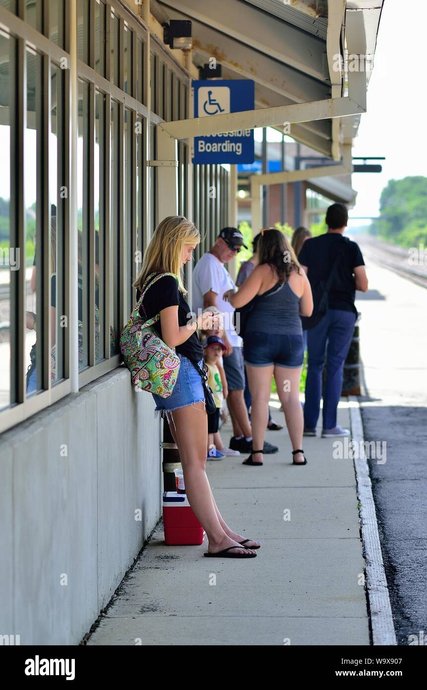 LaFox, Illinois, USA. Passengers await a Metra commuter train in LaFox ...