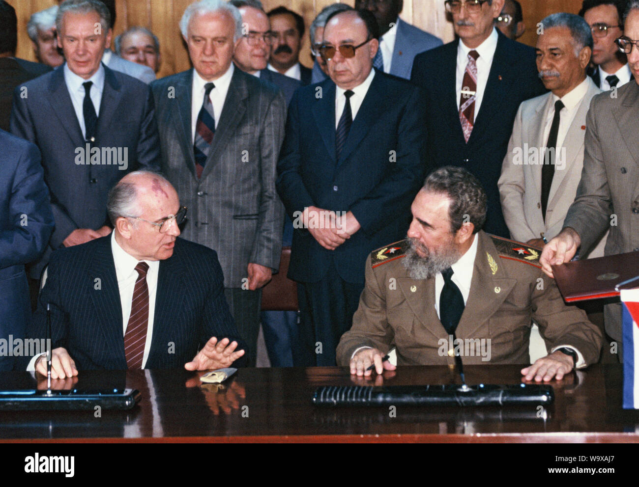 Gorbachev and Castro sign an agreement during Gorbachev visit to Cuba ...