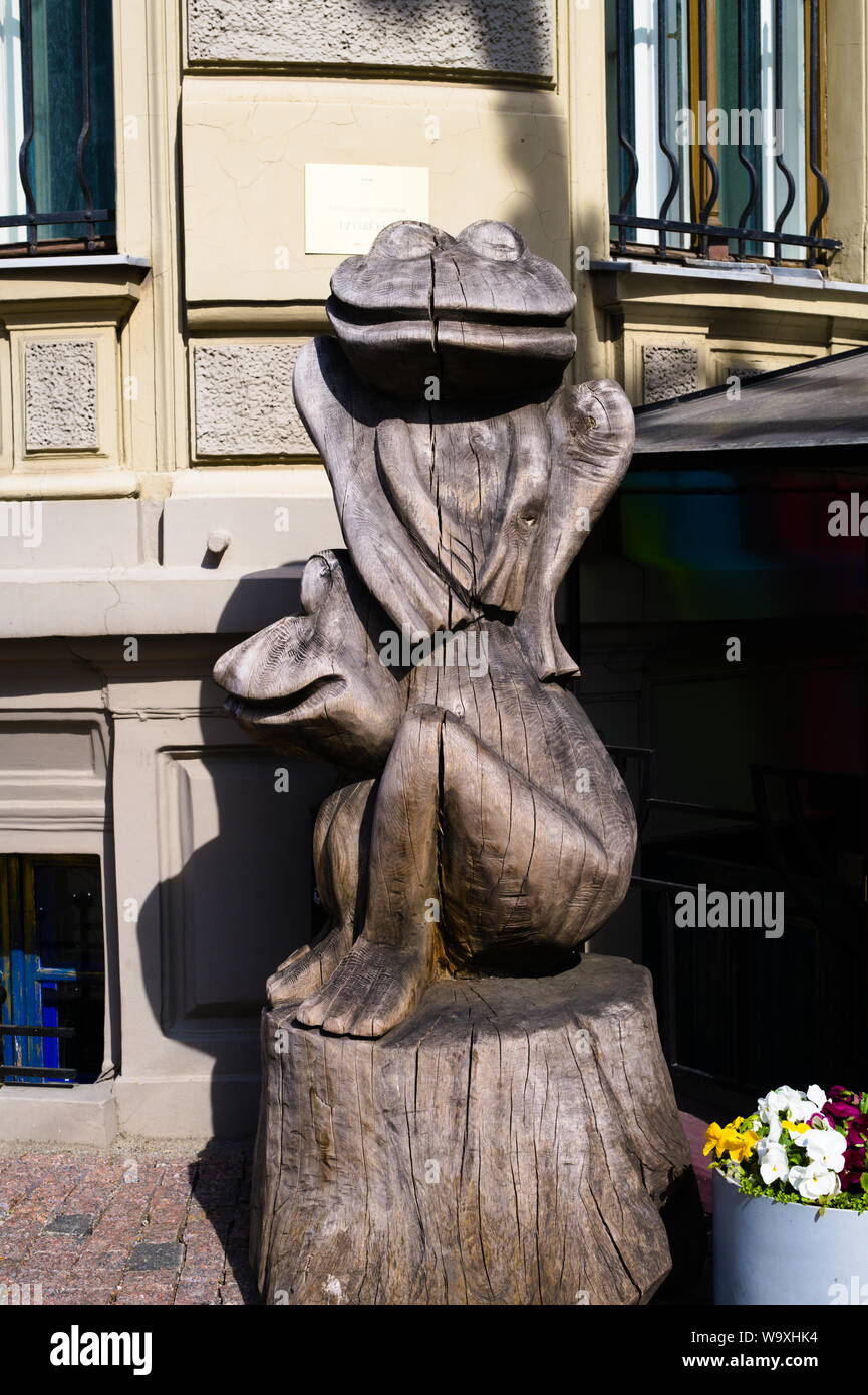 Leaping frog statue hi-res stock photography and images - Alamy