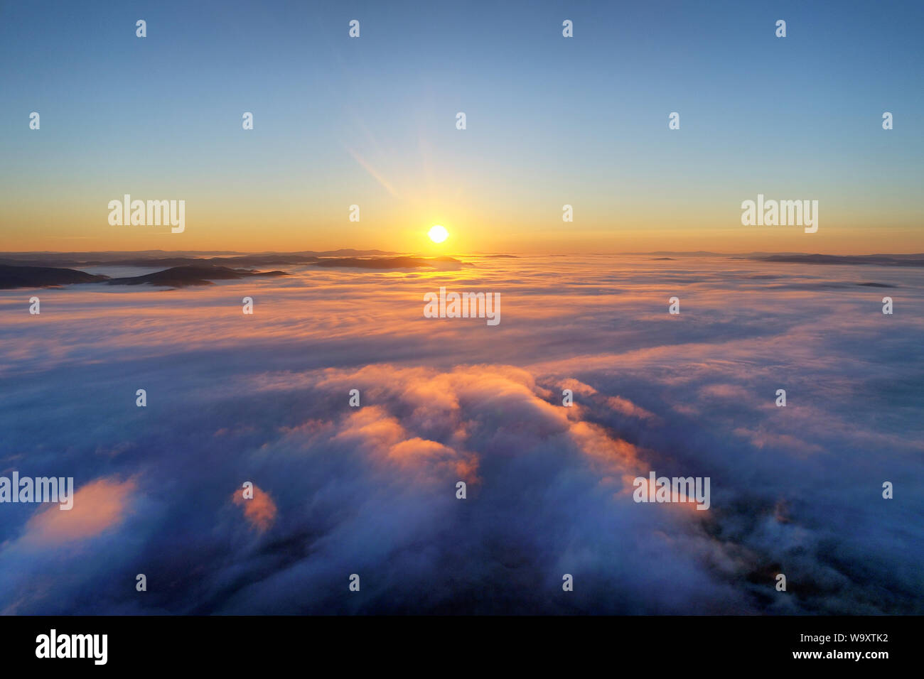 Sea of clouds mountains hi-res stock photography and images - Alamy