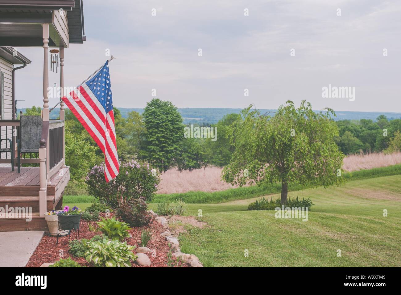 House red door american flag hi-res stock photography and images - Alamy