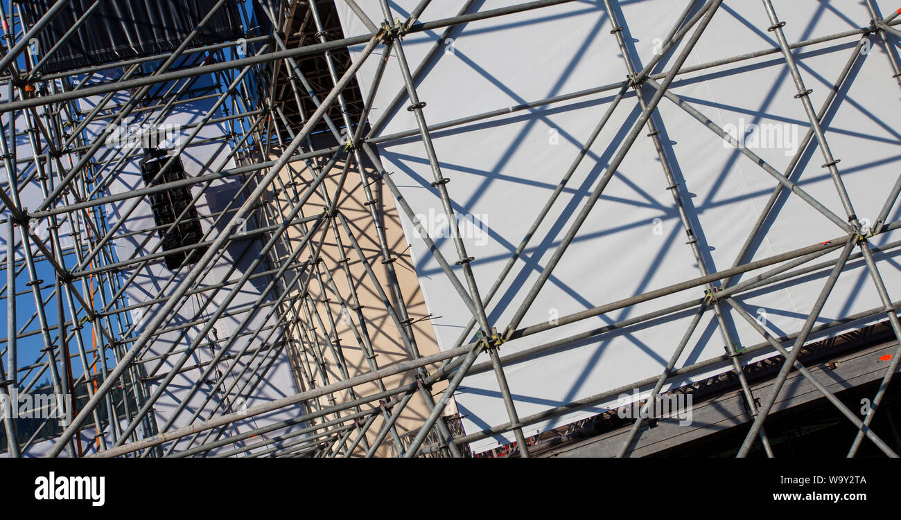 Scaffold construction view concert hi-res stock photography and images ...