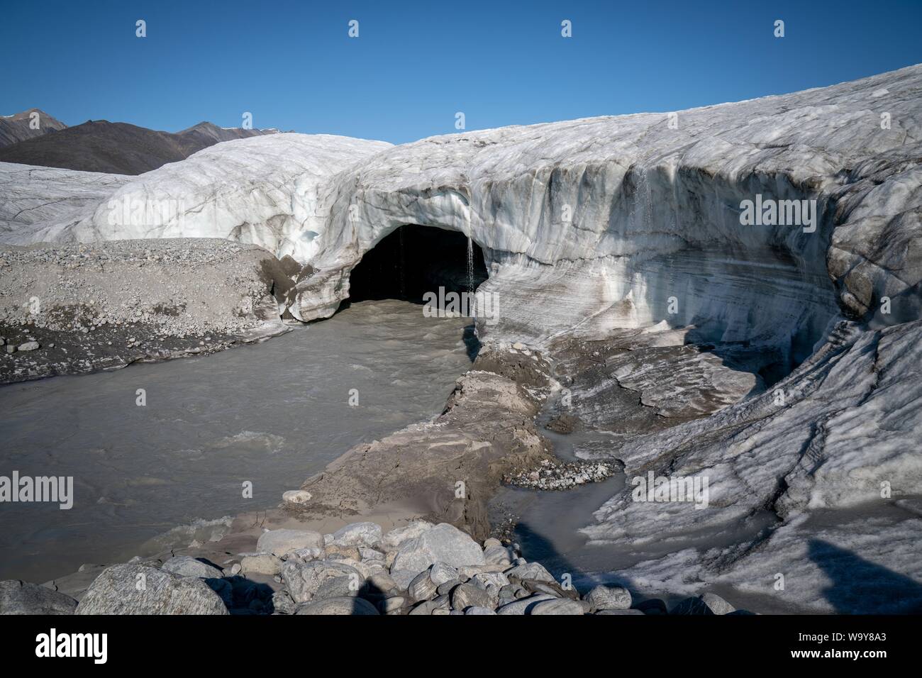 Pond Inlet, Canada. 15th Aug, 2019. A massive glacier shows up at Pond ...