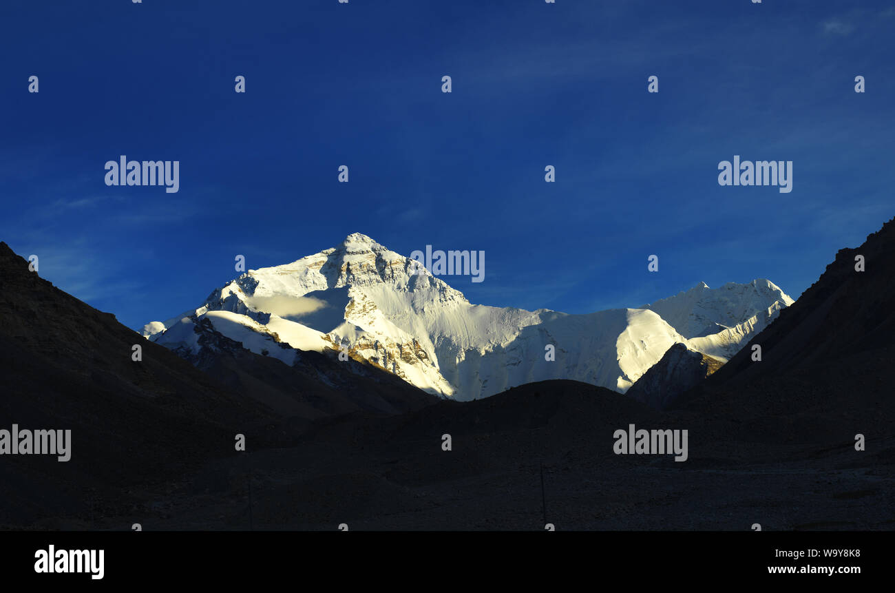 Worlds highest peak hi-res stock photography and images - Alamy